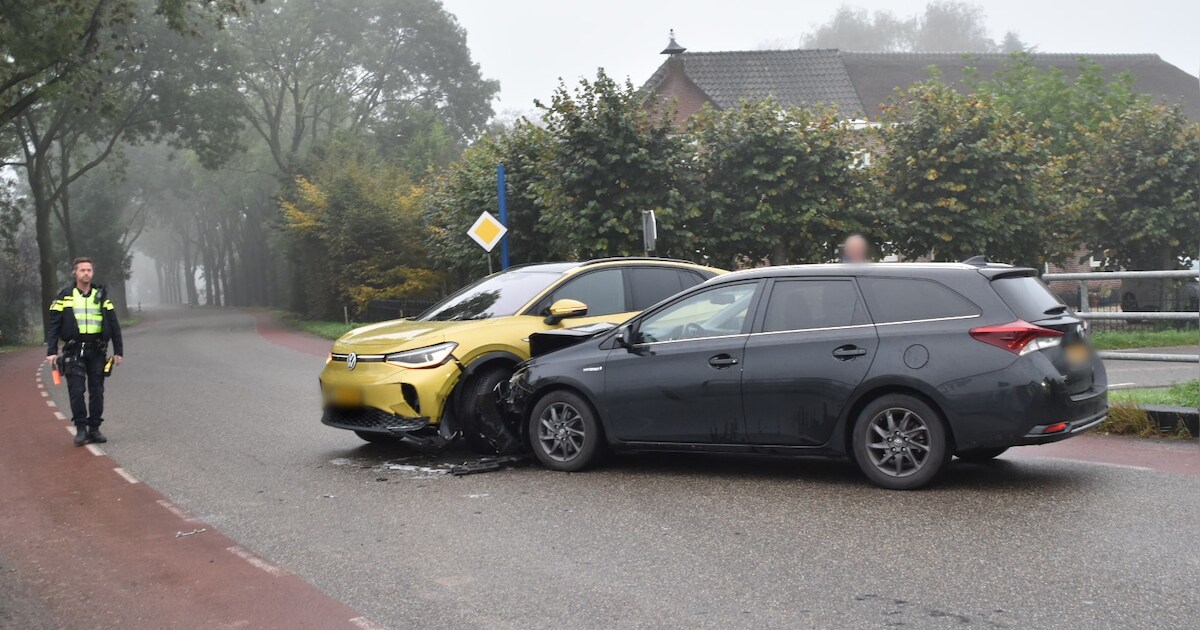 Ongeluk tussen twee auto’s in Zaltbommel, bestuurster naar ziekenhuis ...