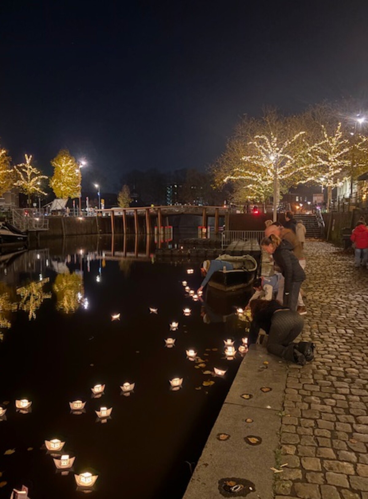 Lichtbootjes verlichten haven Breda op Nationale Zelfmoord Preventie ...