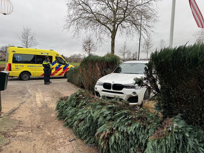 Vrouw raakt met auto van de weg, rijdt dwars door voortuin en komt in haag tot stilstand in Beek ...