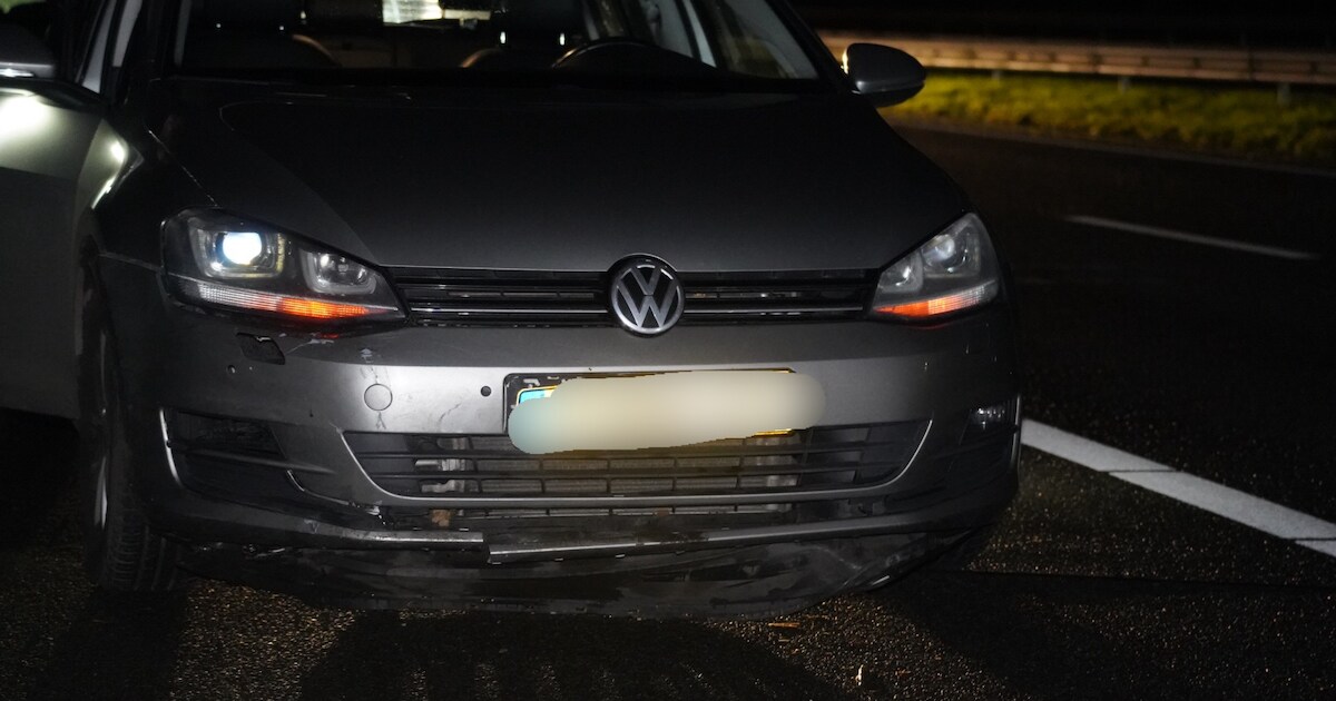 Bumper auto in tweeën door klapband vrachtwagen op A77 bij Boxmeer ...
