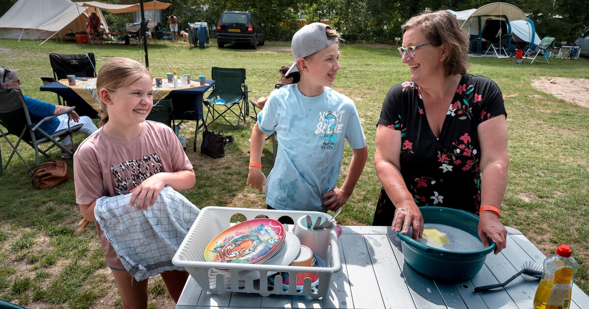 Waarom Kelly, Bregje en Claudia al jaren alleen naar deze camping ...