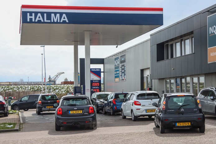 Tankstations melden grote drukte, prijs bij sommige stations onder de 2 ...