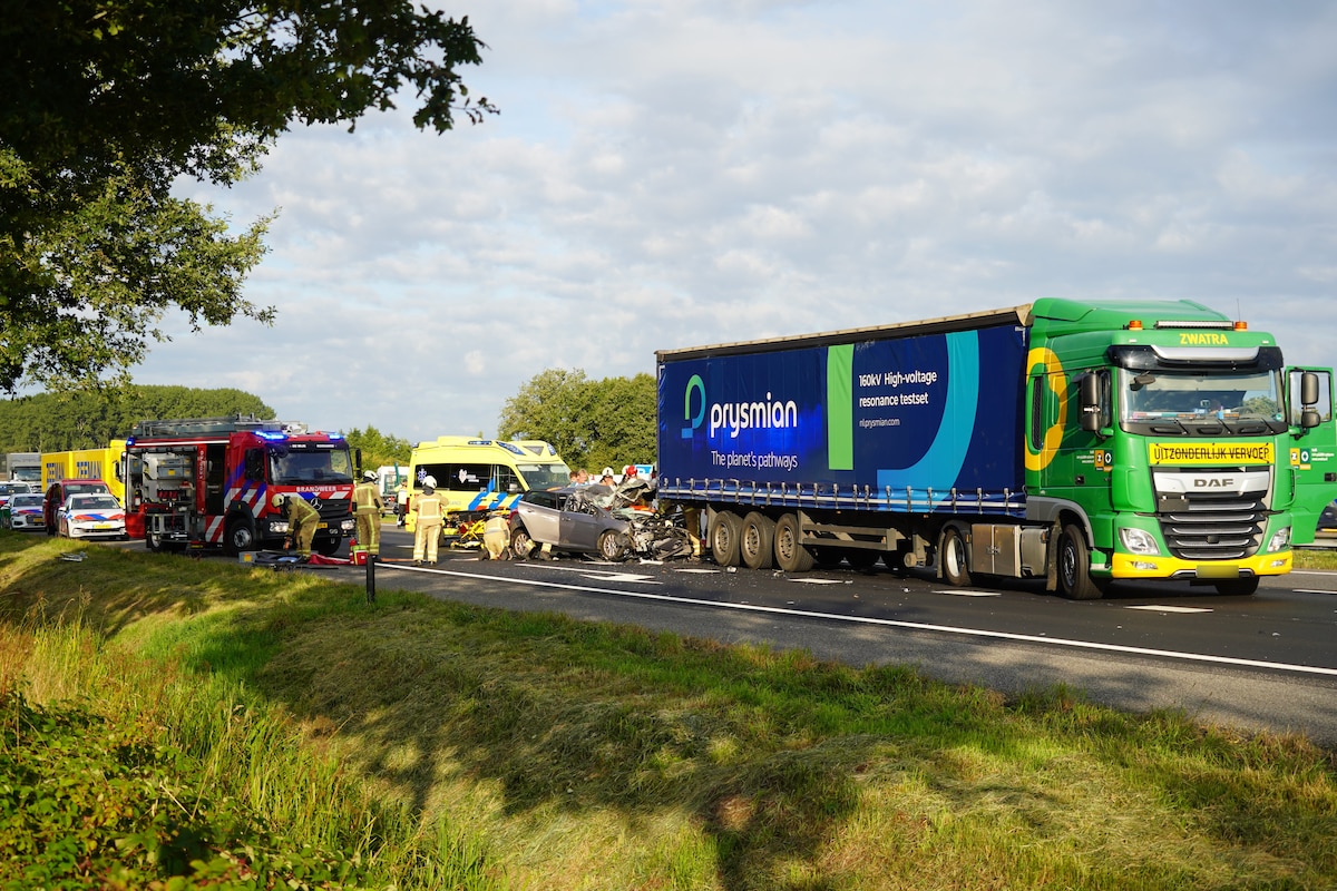 Dode en gewonde nadat auto achterop vrachtwagen botst in Drenthe | Binnenland | BN DeStem.nl