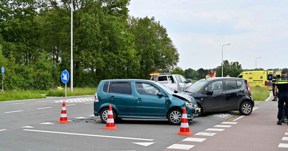Auto’s botsen op Rucphenseweg in Klein Zundert, persoon raakt ...