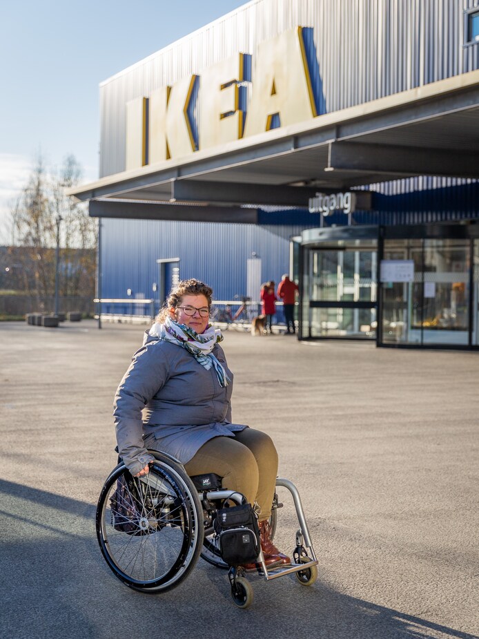Geen hotdogs bij Ikea voor Renée; door haar rolstoel kan ze niet bij de ...