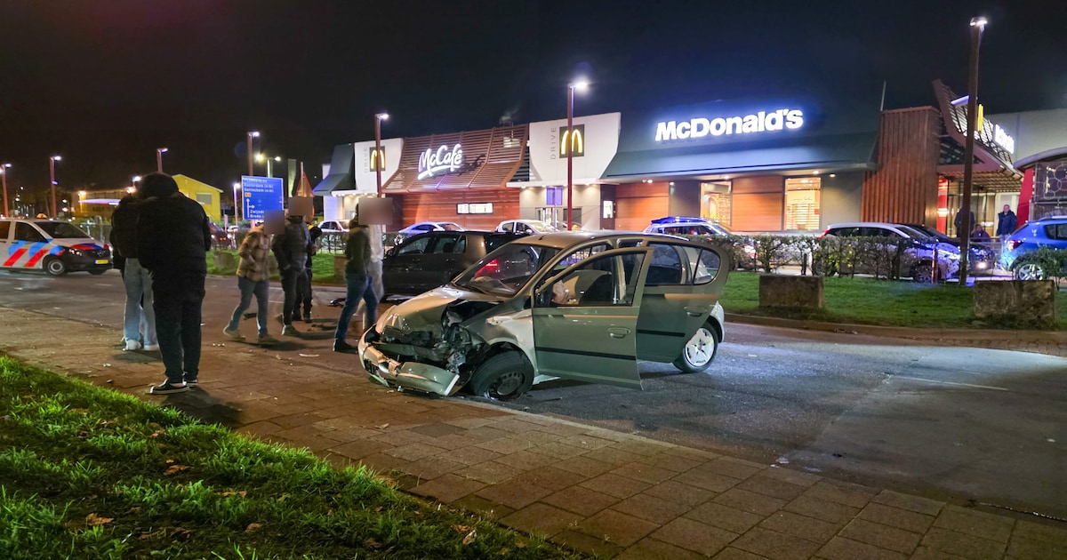 Veel schade na harde botsing op Kerkeplaat in Dordrecht | Regio | BN ...