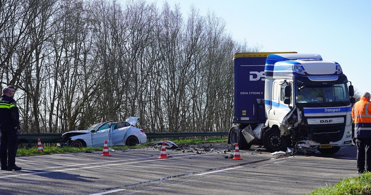 Ravage na botsing tussen auto en vrachtwagen in Halsteren: één gewonde | Bergen op Zoom ...