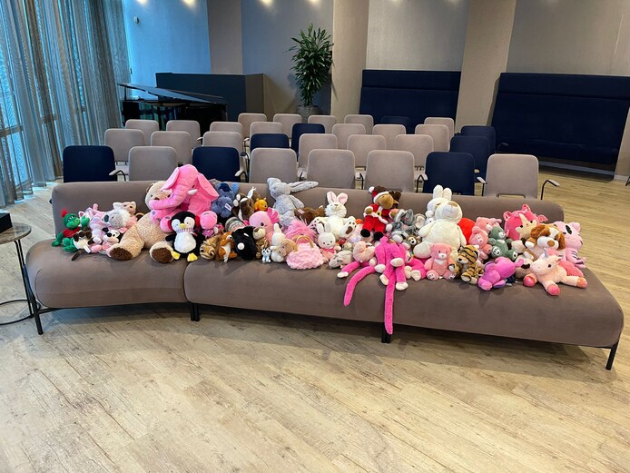 Bijzonder gebaar: Kiki (22) maakt tientallen kinderen blij na haar ...