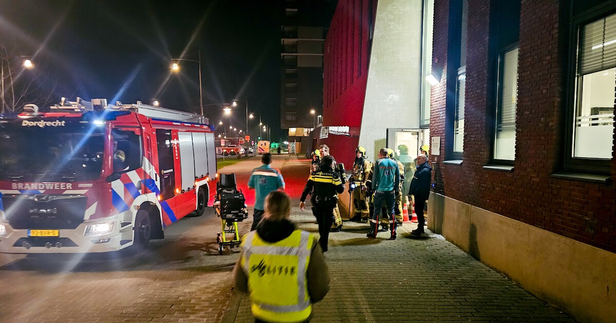 Kleine brand met veel rookontwikkeling bij politiebureau in Dordrecht - Oozo.nl
