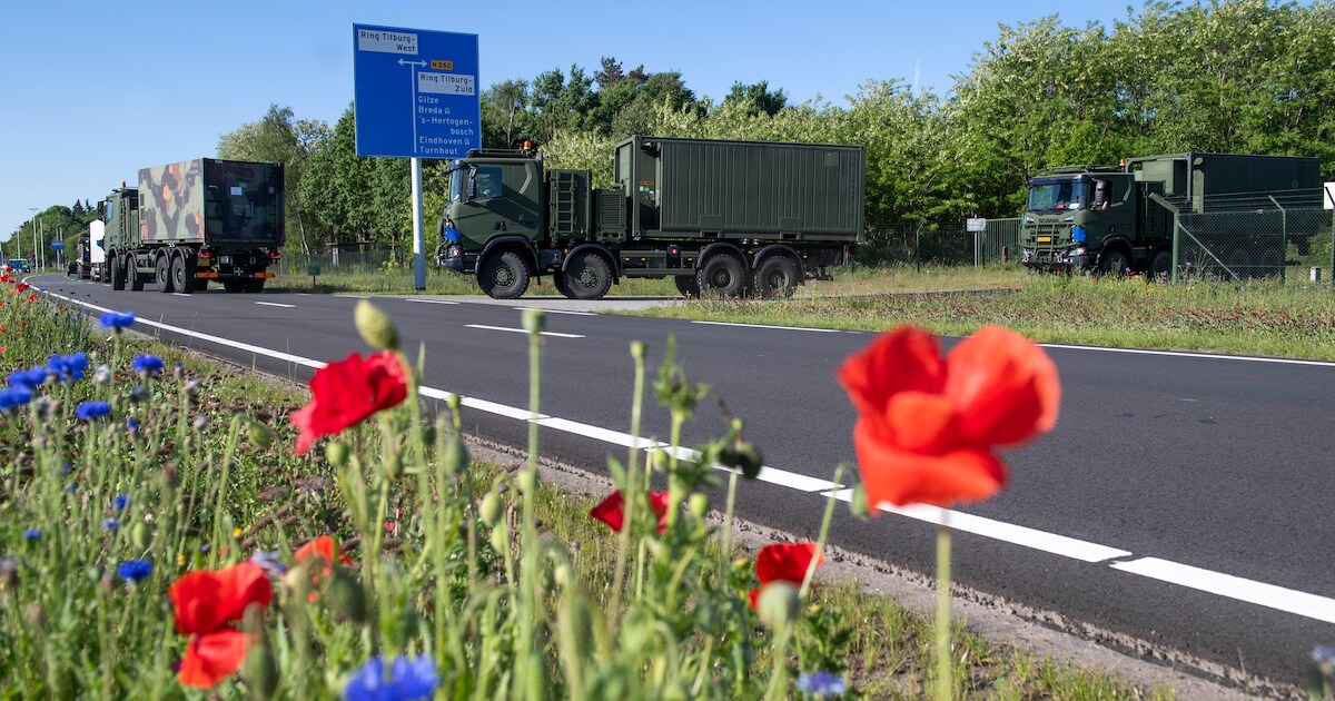 Colonne legervoertuigen verlaat vliegbasis Gilze-Rijen via poort aan de ...