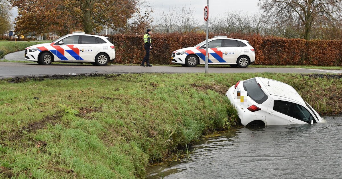 Vrouw belandt met auto in sloot na botsing met busje, andere bestuurder schiet te hulp | Altena ...