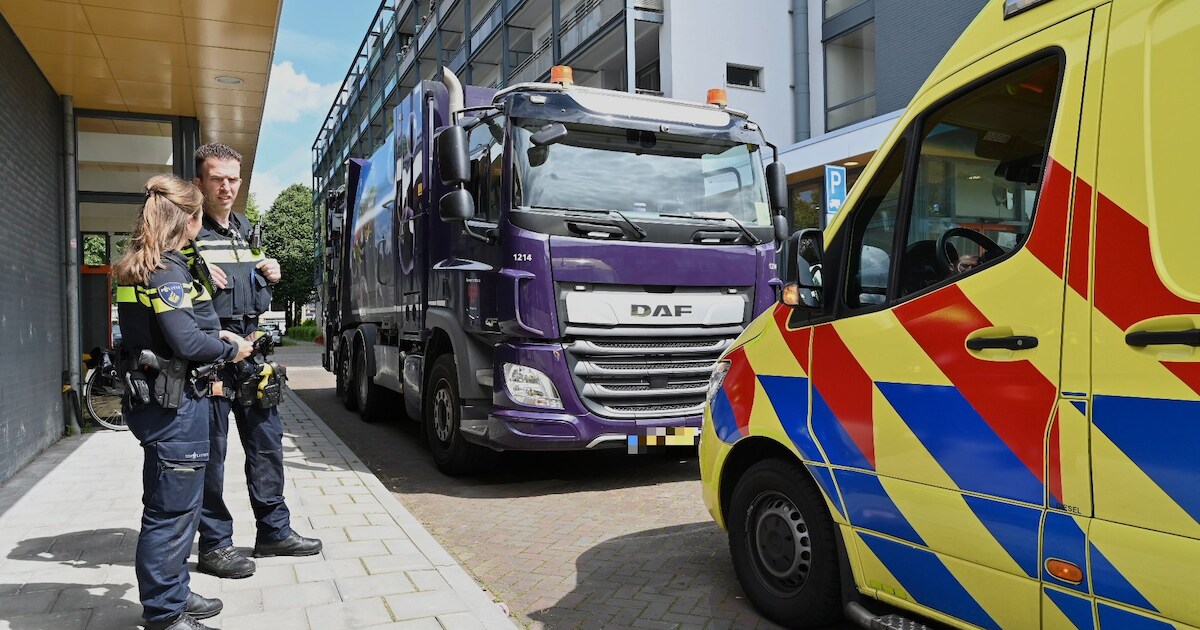 Fietser aangereden door vuilniswagen in Breda, hulpdiensten rukken uit | Breda | bndestem.nl