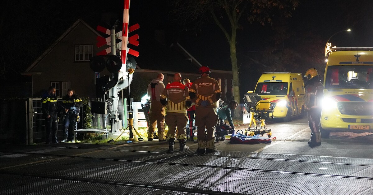 Fietser (41) zwaargewond bij botsing met trein in Dorst, slachtoffer ...