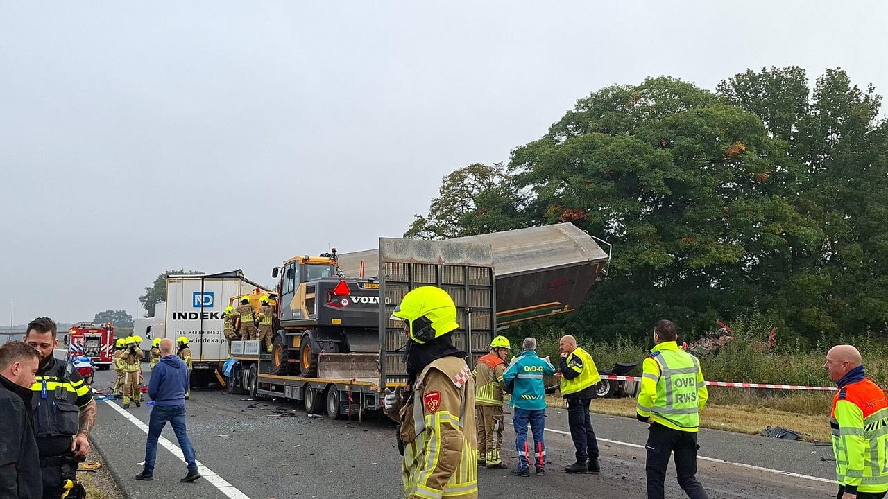 Persoon om het leven gekomen bij ongeluk met vier vrachtwagens op A73 ...