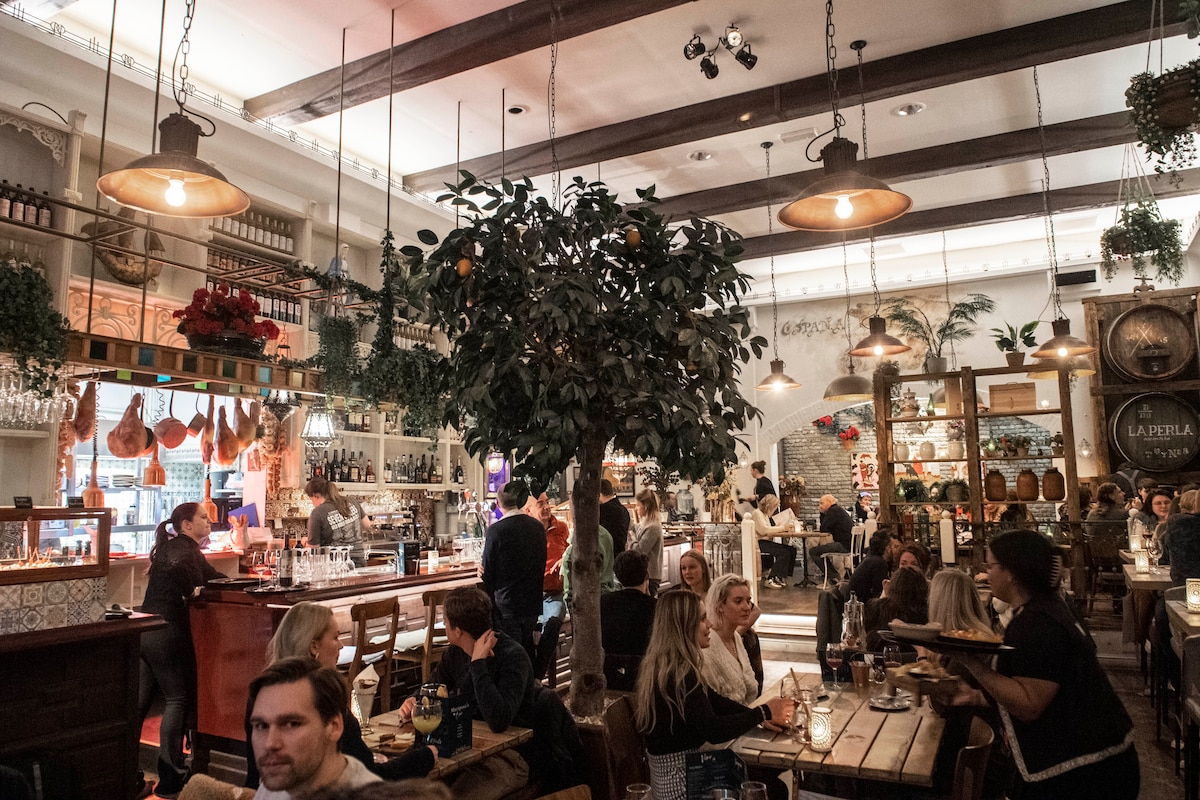 Ook in de winter hangt er een fijne Spaanse sfeer bij restaurant ...