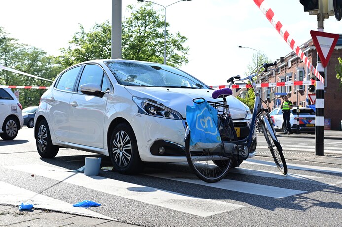 Fietsster belandt op voorruit van auto en raakt gewond in Breda | Breda ...