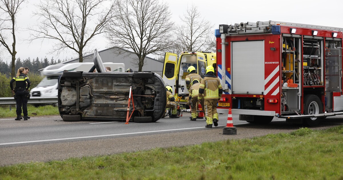 Auto belandt op zijkant op A58 bij Rucphen, snelweg weer vrij | Roosendaal | bndestem.nl
