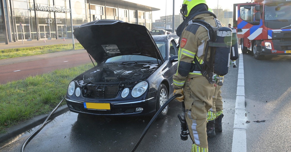 Automobilist ziet rook onder motorkap uit komen tijdens rit in Breda ...