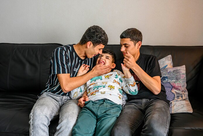 Noael (15) en Ali (13) zijn rots in de branding voor hun broertje Noar ...