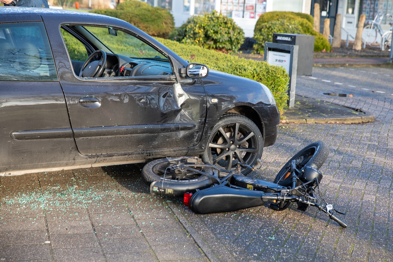 Gewonden bij ongeluk in Roosendaal: fietser en automobilist botsen ...