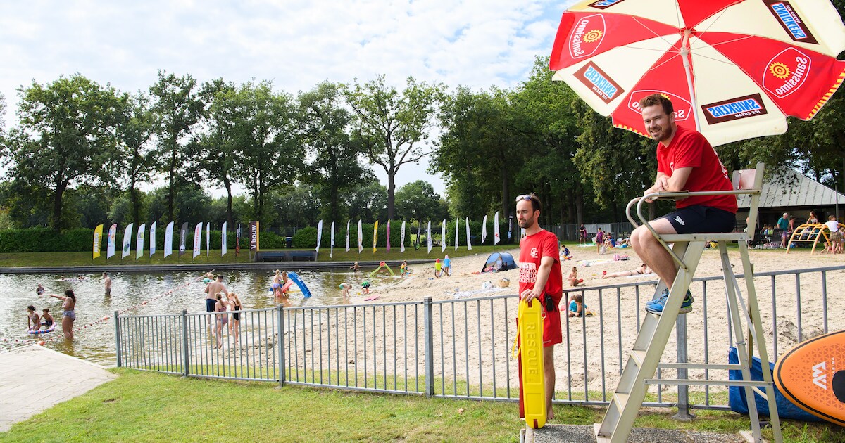 Wethouders springen bij als badmeester in De Kuil: ‘Zonder ...
