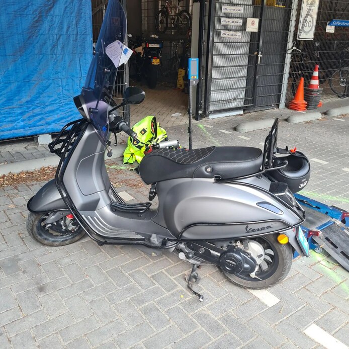 Man op snorfiets met kind zonder helm op: botst tegen auto, rijdt door ...