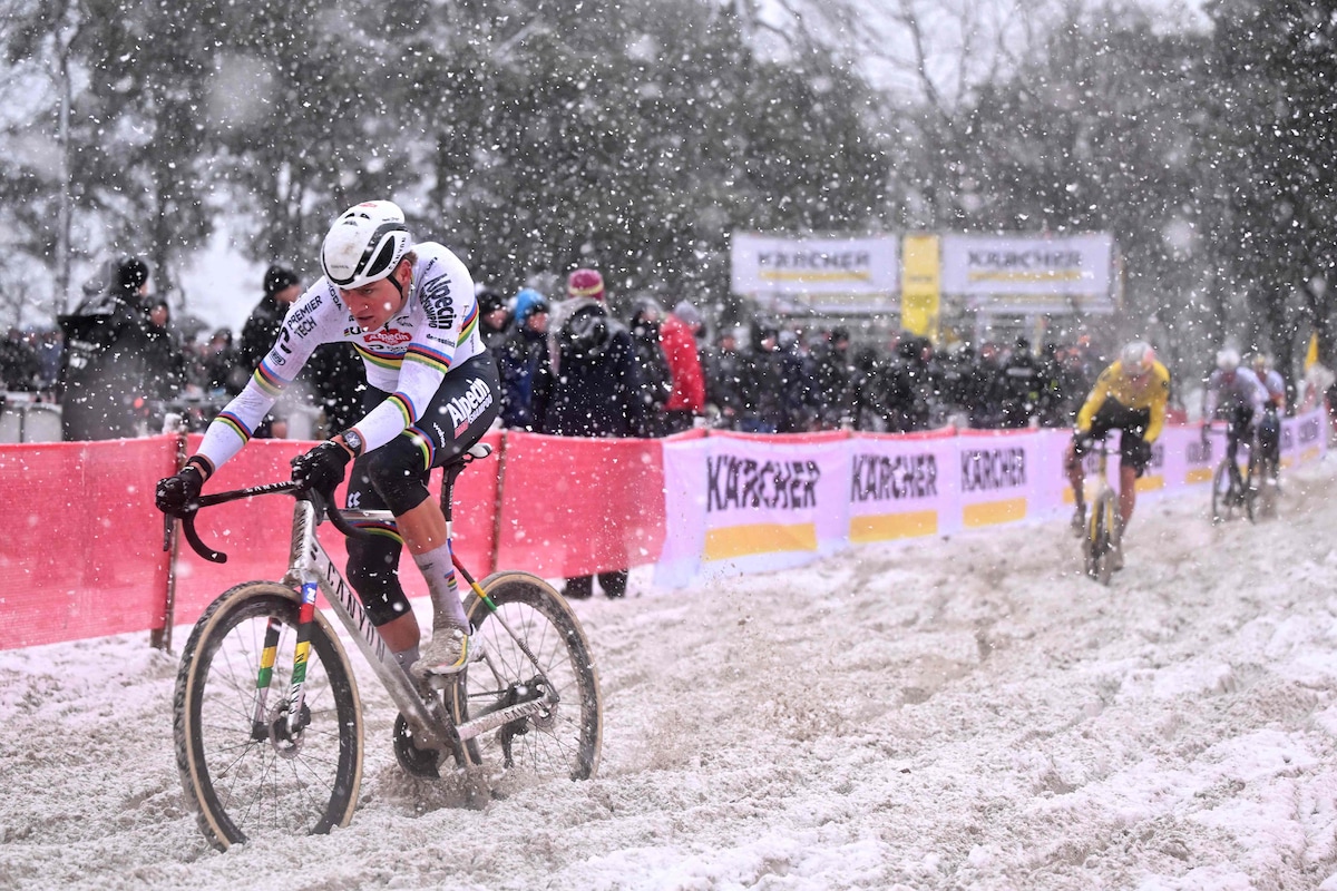 LIVE | Mathieu van der Poel maakt al vroeg gehakt van de concurrentie ...