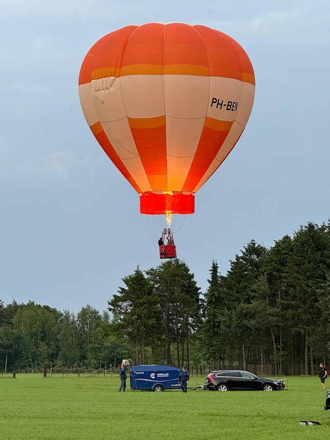 Nederlandse ballonvaartlegende Ad Haarhuis (71) vliegt weer met ...