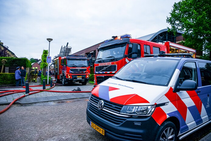 Twee schuurtjes in brand, brandweer laat tankwagens komen om te blussen ...