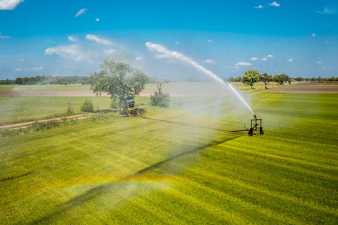 Boeren in tien gebieden mogen geen water uit sloten en beken meer ...