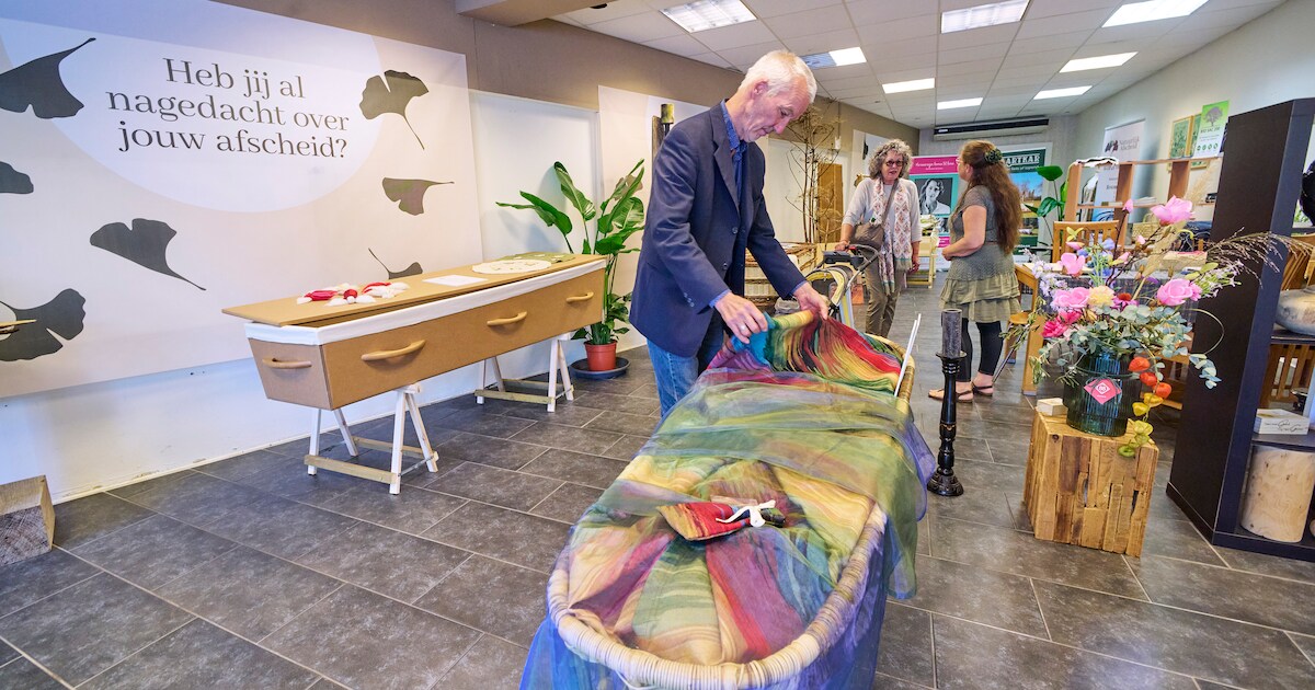 Doodskisten van karton en riet in Showroom van het Leven: ‘Niks zo ...