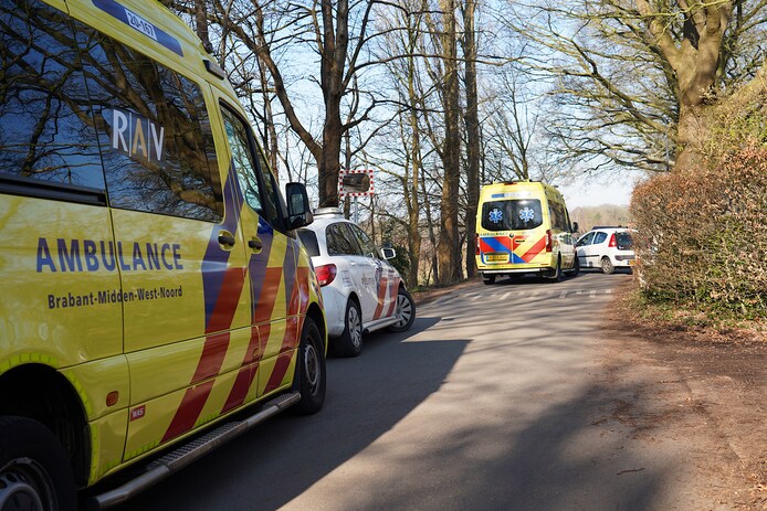 Auto met baby botst tegen boom in Dorst | 112 nieuws Oosterhout | bndestem.nl