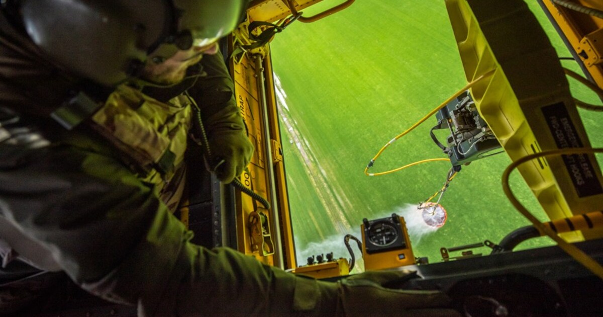 Deze helikopter van vliegbasis Gilze-Rijen dropt enorme ladingen water ...