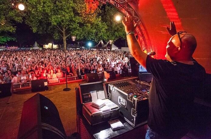 Feest-dj René zwaait na dertig jaar af: ‘Het was gekkenwerk’ | Hoeksche ...