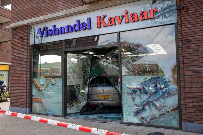 Auto rijdt viswinkel binnen in Bergen op Zoom, schade groot | 112 ...