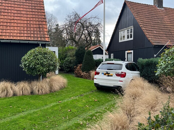 Vrouw raakt met auto van de weg, rijdt dwars door voortuin en komt in ...
