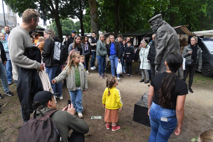 Van knuffels tot cassis in een blikje: Jaarmarktfestival Den Hout trekt ...