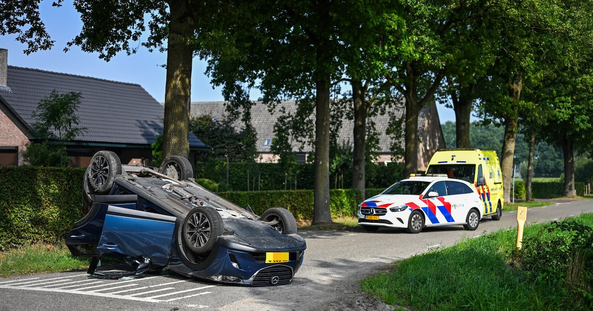 Auto over de kop bij botsing in Sprundel: bestuurder door buurtbewoners ...