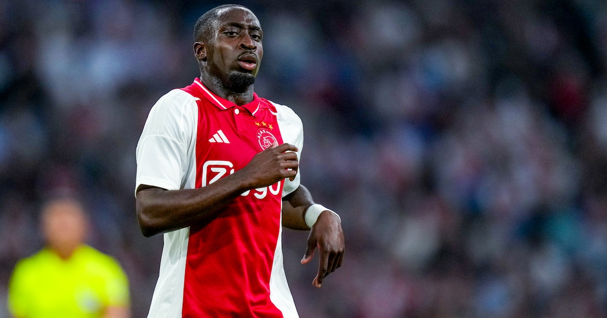 Bezuinigend Ajax wil verhuurde Carlos Forbs weer terughalen van Wolves ...