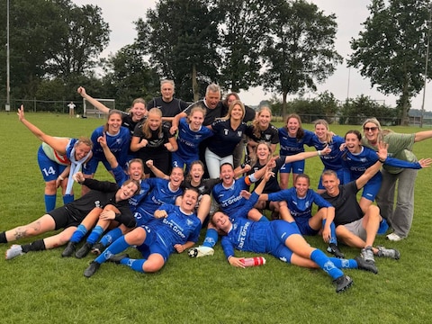Opnieuw promoveren de Vivoo Vrouwen op bijzondere wijze: ‘Ik zei nog ...