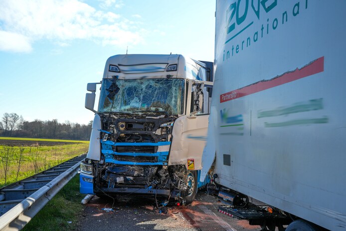 Drie vrachtwagens botsen achterop elkaar op A59 bij Hooipolder | TikTok | bndestem.nl