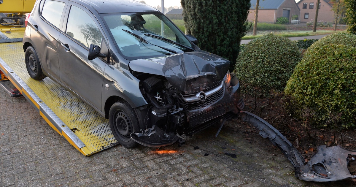 Automobiliste verliest macht over het stuur en ramt gevel van huis in Achtmaal | Breda | bndestem.nl