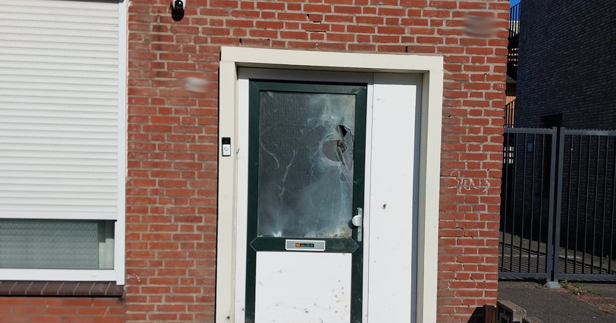 Man rent naar buiten als hij ziet dat iemand ’s nachts doos bij zijn ...