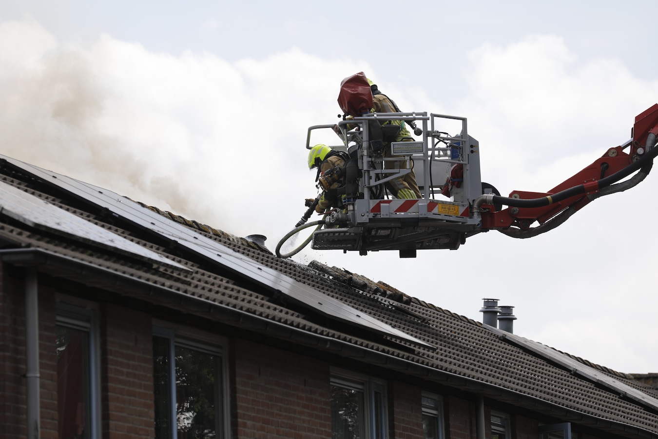 Brandende pergola valt tegen huis in Bergen op Zoom: ‘Bizar hoe snel het vuur om zich heen sloeg ...