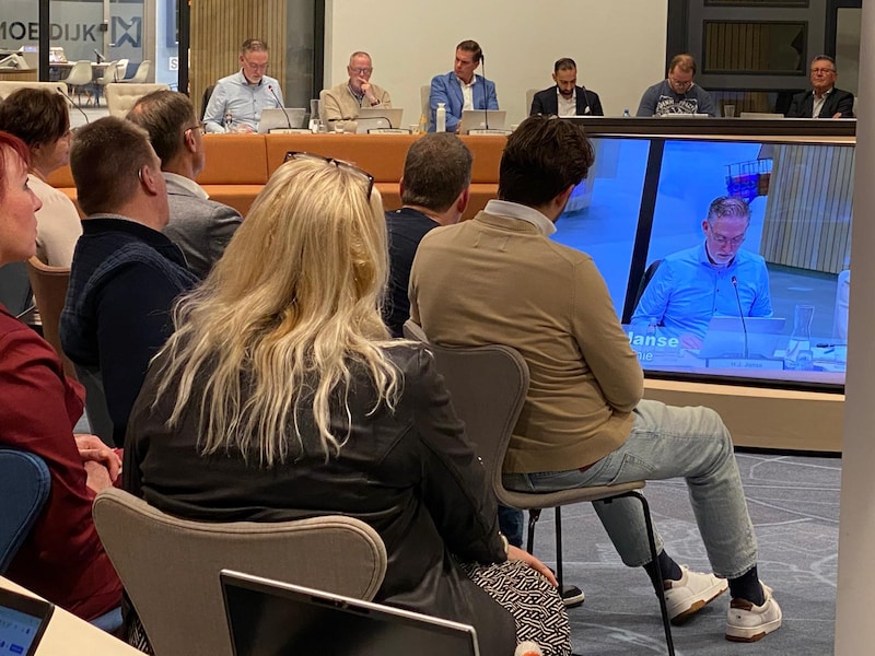 Emotionele bijeenkomst over opheffen dorp Moerdijk: alle politieke ...