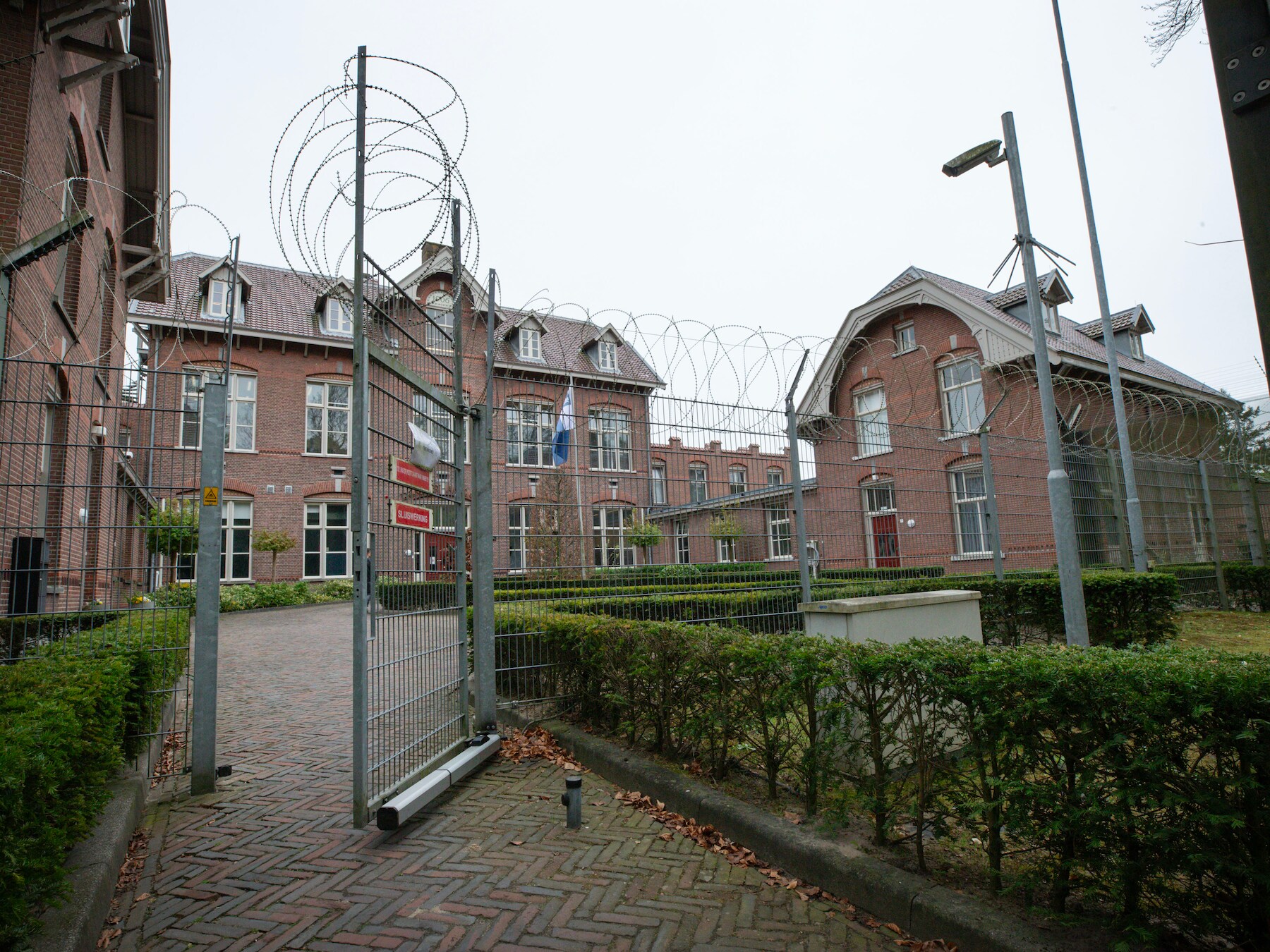 Bredanaar die op verlof mag bij Den Hey-Acker berooft vrouw (70) van auto om prostituee te ...