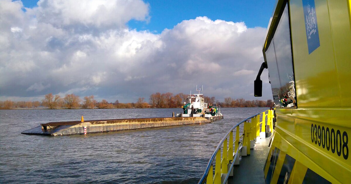 Duwbak kapseist en zinkt op het Hollands Diep | Moerdijk | BN DeStem.nl