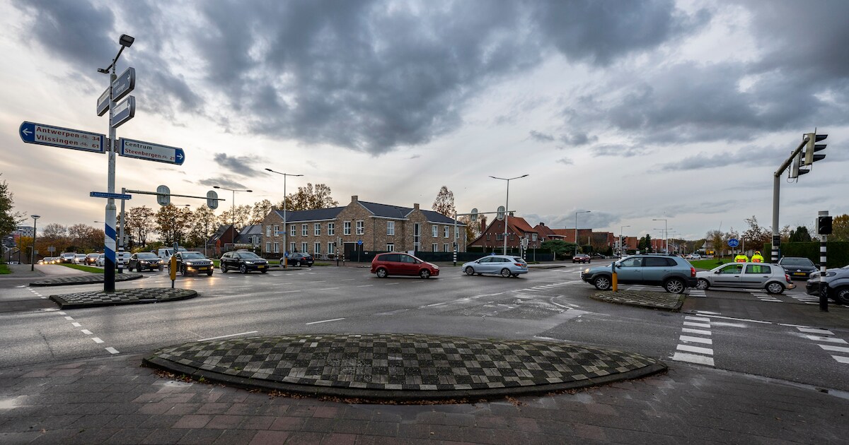 Het licht springt uiteindelijk op groen op het vernieuwde kruispunt ...
