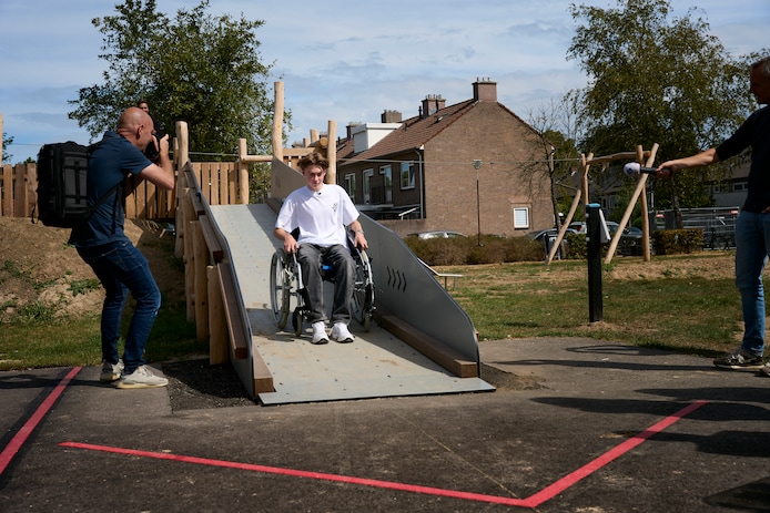 Thijn kan eindelijk naar beneden in zijn rolstoelglijbaan: ‘Hij rijdt super’ | Instagram ...