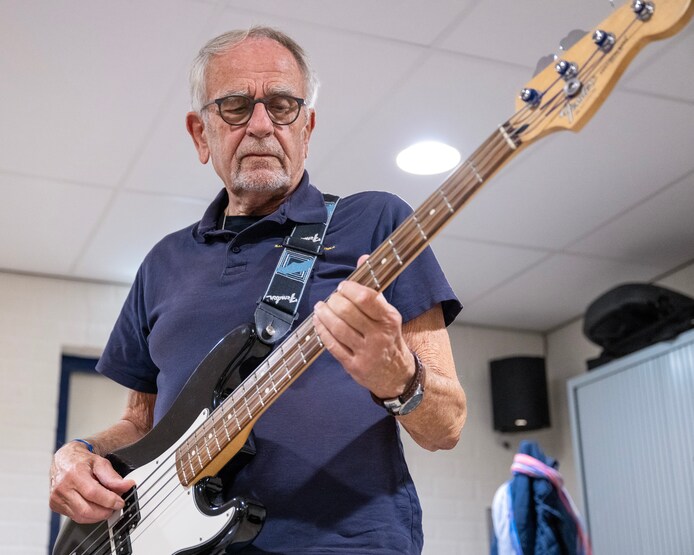 Cees (79) pakt nog graag de bas op in The Rivals Band: ‘De liefde voor ...